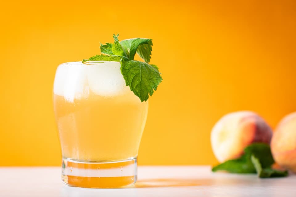 Recipe: Cider Peach Smash Cocktail - inside.pub